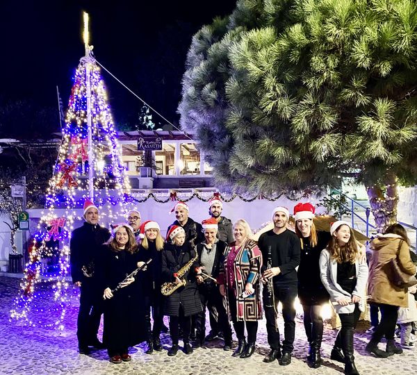 Άναψε το Χριστουγεννιάτικο δέντρο του "Πύργου" συνοδεία της μπάντας της ...