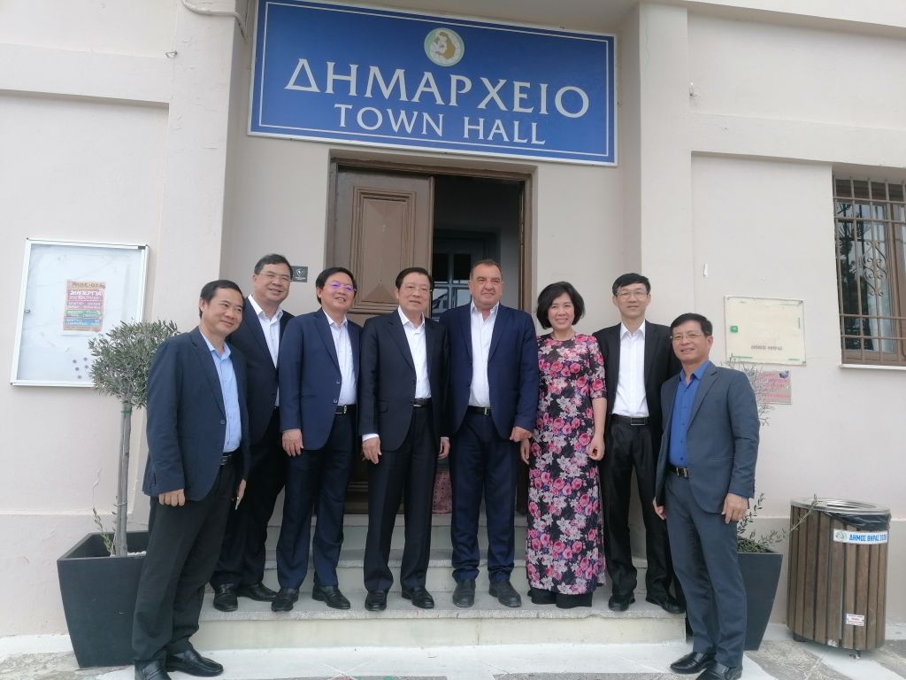 Δήμαρχος Θήρας : Η Σαντορίνη "μαγεύει" και το Βιετνάμ