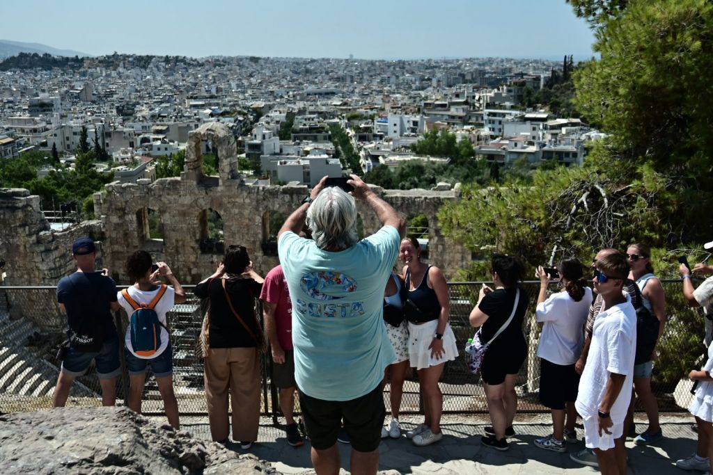 Ανατροπή στον τουρισμό: Ποιες περιοχές άντεξαν, ποιες κατέρρευσαν – Τι ...