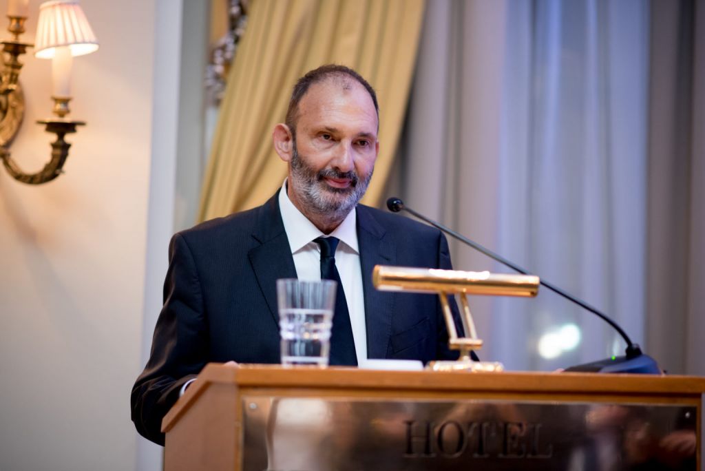 Πάνος Παλαιολόγος: Μην πυροβολείτε την Σαντορίνη και την Μύκονο